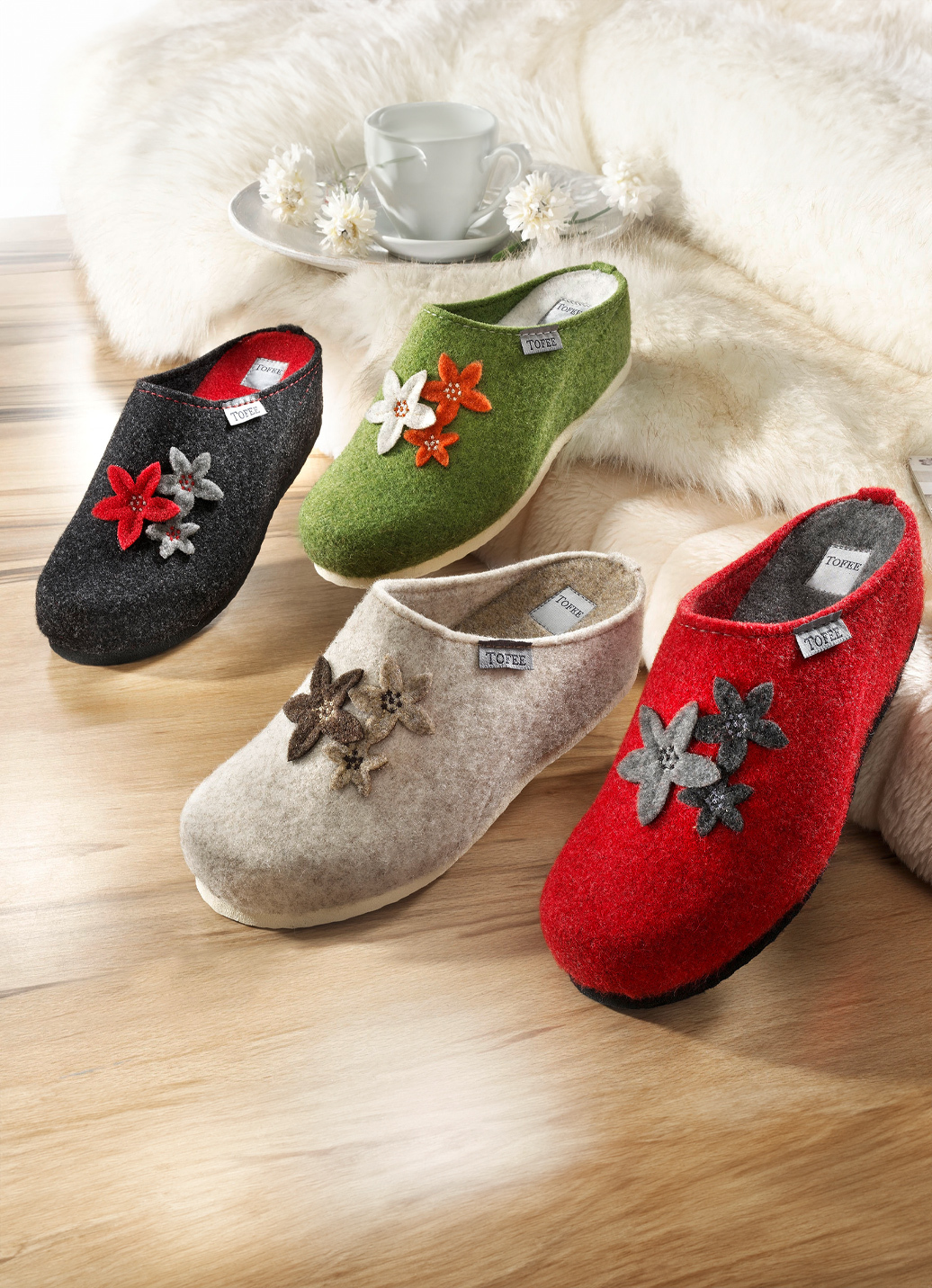 Hausschuh mit Blütenapplikationen - ANTHRAZIT